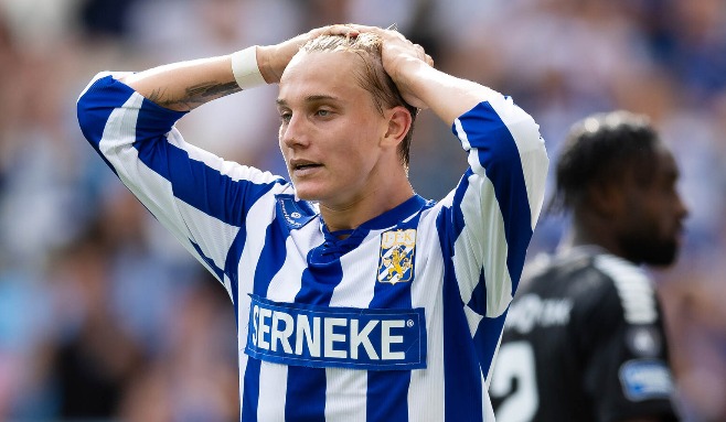 Linus Carlstrand hyllas: "Är kraftfull och kan hålla i bollen ...